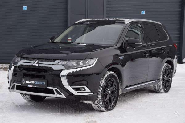 Black Mitsubishi Outlander 2021 in Vilnius, with an engine capacity of 2.36 L and mileage of 215 thousand km for 17500 €, photo 4 on AUTOMOTO.COM.LV