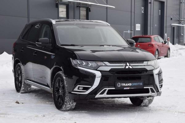 Black Mitsubishi Outlander 2021 in Vilnius, with an engine capacity of 2.36 L and mileage of 215 thousand km for 17500 €, photo 5 on AUTOMOTO.COM.LV