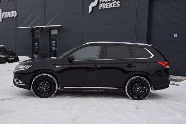 Black Mitsubishi Outlander 2021 in Vilnius, with an engine capacity of 2.36 L and mileage of 215 thousand km for 17500 €, photo 7 on AUTOMOTO.COM.LV