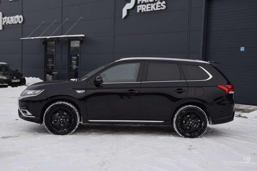 Melns Mitsubishi Outlander 2021 Viļņa, ar dzinēja tilpumu 2.36 L un nobraukumu 215 tūkst. km par 17500 €, foto 7 vietnē AUTOMOTO.COM.LV