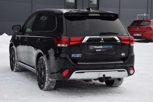 Black Mitsubishi Outlander 2021 in Vilnius, with an engine capacity of 2.36 L and mileage of 215 thousand km for 17500 €, photo 8 on AUTOMOTO.COM.LV