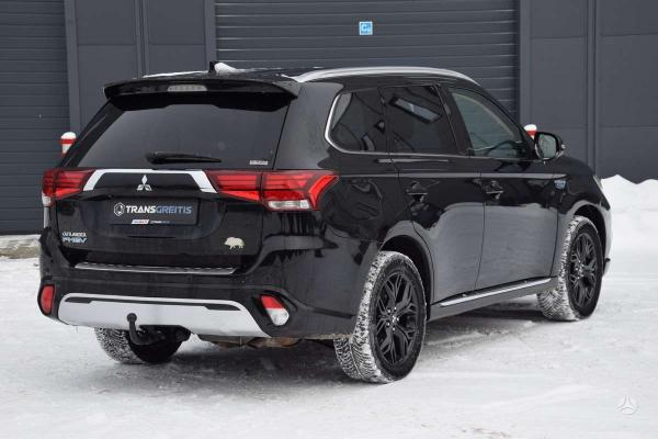 Black Mitsubishi Outlander 2021 in Vilnius, with an engine capacity of 2.36 L and mileage of 215 thousand km for 17500 €, photo 10 on AUTOMOTO.COM.LV