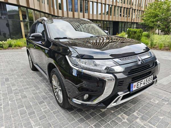 Black Mitsubishi Outlander 2021 in Vilnius, with an engine capacity of 2.36 L and mileage of 82 thousand km for 20200 €, photo 1 on AUTOMOTO.COM.LV