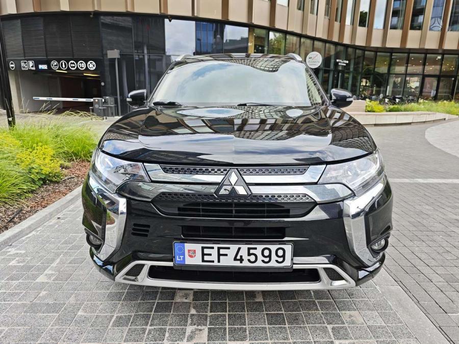 Black Mitsubishi Outlander 2021 in Vilnius, with an engine capacity of 2.36 L and mileage of 82 thousand km for 20200 €, photo 3 on AUTOMOTO.COM.LV