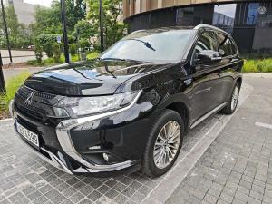 Black Mitsubishi Outlander 2021 in Vilnius, with an engine capacity of 2.36 L and mileage of 82 thousand km for 20200 €, photo 4 on AUTOMOTO.COM.LV