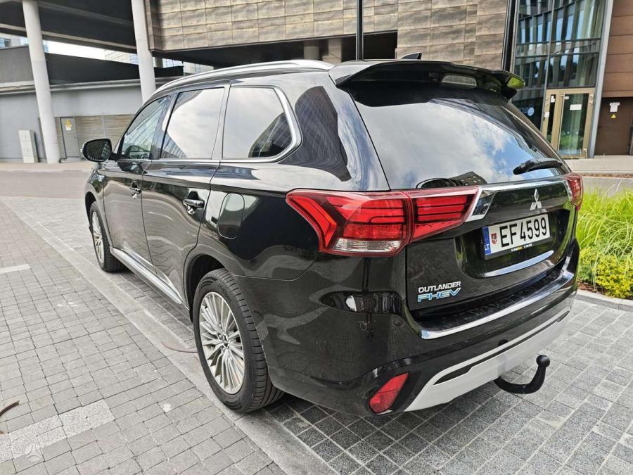 Black Mitsubishi Outlander 2021 in Vilnius, with an engine capacity of 2.36 L and mileage of 82 thousand km for 20200 €, photo 5 on AUTOMOTO.COM.LV