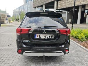 Black Mitsubishi Outlander 2021 in Vilnius, with an engine capacity of 2.36 L and mileage of 82 thousand km for 20200 €, photo 6 on AUTOMOTO.COM.LV