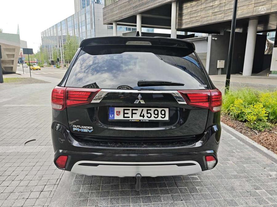 Black Mitsubishi Outlander 2021 in Vilnius, with an engine capacity of 2.36 L and mileage of 82 thousand km for 20200 €, photo 6 on AUTOMOTO.COM.LV