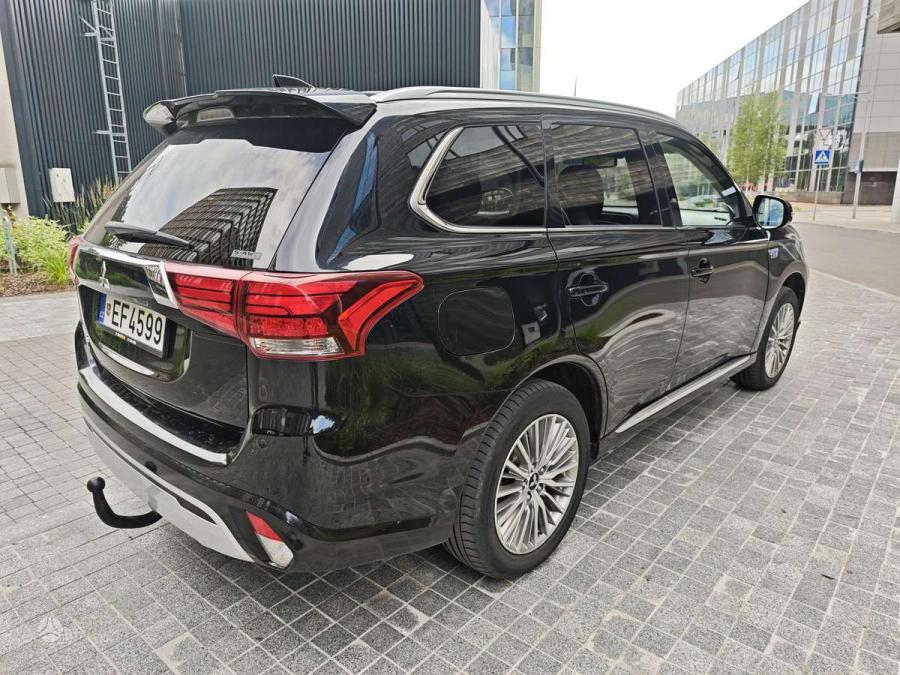 Black Mitsubishi Outlander 2021 in Vilnius, with an engine capacity of 2.36 L and mileage of 82 thousand km for 20200 €, photo 7 on AUTOMOTO.COM.LV
