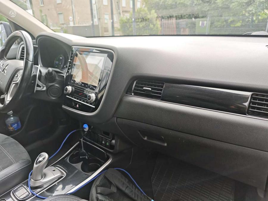 Black Mitsubishi Outlander 2021 in Vilnius, with an engine capacity of 2.36 L and mileage of 82 thousand km for 20200 €, photo 14 on AUTOMOTO.COM.LV