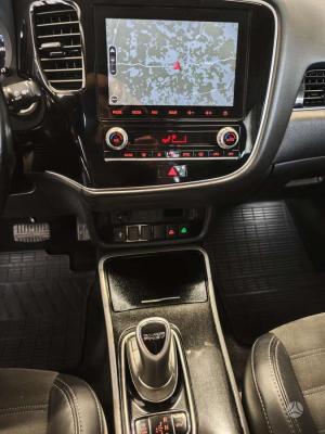 Black Mitsubishi Outlander 2021 in Vilnius, with an engine capacity of 2.36 L and mileage of 82 thousand km for 20200 €, photo 22 on AUTOMOTO.COM.LV