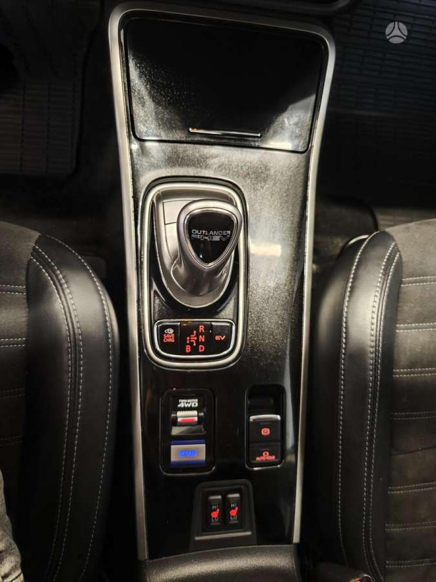 Black Mitsubishi Outlander 2021 in Vilnius, with an engine capacity of 2.36 L and mileage of 82 thousand km for 20200 €, photo 28 on AUTOMOTO.COM.LV