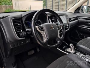 Black Mitsubishi Outlander 2021 in Ventspils, with an engine capacity of 2.40 L and mileage of 83 thousand km for 22650 €, photo 7 on AUTOMOTO.COM.LV
