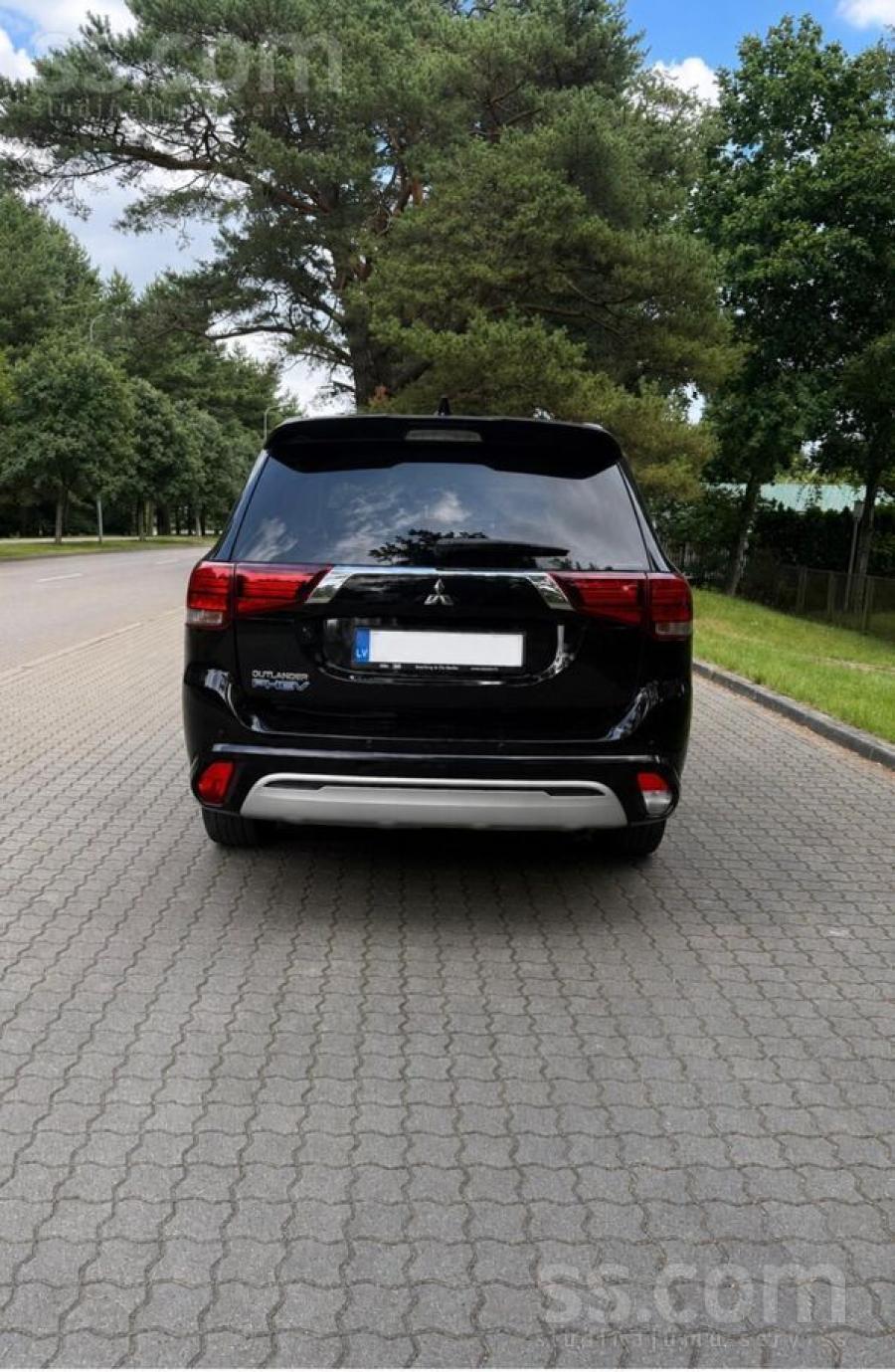 Black Mitsubishi Outlander 2021 in Ventspils, with an engine capacity of 2.40 L and mileage of 83 thousand km for 22650 €, photo 12 on AUTOMOTO.COM.LV