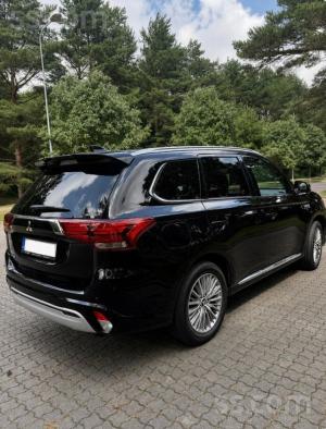 Black Mitsubishi Outlander 2021 in Ventspils, with an engine capacity of 2.40 L and mileage of 83 thousand km for 22650 €, photo 16 on AUTOMOTO.COM.LV
