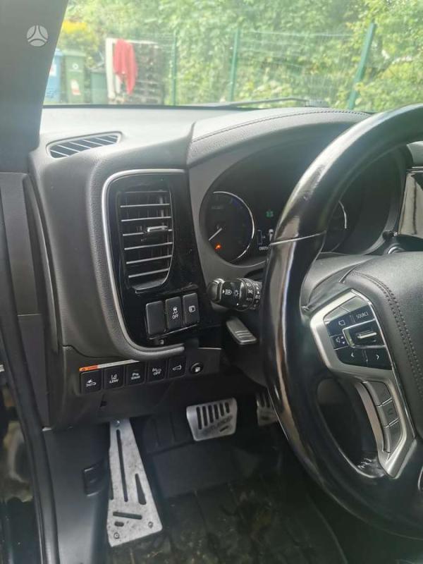 Melns Mitsubishi Outlander 2021 Kauņa, ar dzinēja tilpumu 2.36 L un nobraukumu 81 tūkst. km par 21500 €, foto 4 vietnē AUTOMOTO.COM.LV