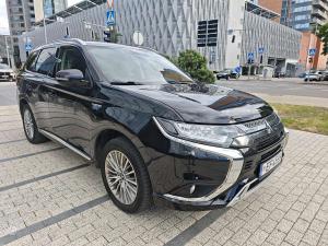 Black Mitsubishi Outlander 2021 in Vilnius, with an engine capacity of 2.36 L and mileage of 82 thousand km for 19200 €, photo  on AUTOMOTO.COM.LV