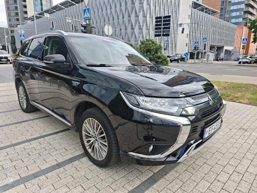 Melns Mitsubishi Outlander 2021 Viļņa, ar dzinēja tilpumu 2.36 L un nobraukumu 82 tūkst. km par 19200 €, foto 1 vietnē AUTOMOTO.COM.LV