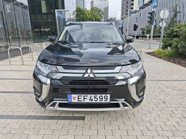 Melns Mitsubishi Outlander 2021 Viļņa, ar dzinēja tilpumu 2.36 L un nobraukumu 82 tūkst. km par 19200 €, foto 2 vietnē AUTOMOTO.COM.LV