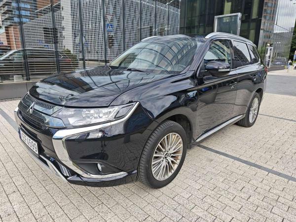 Melns Mitsubishi Outlander 2021 Viļņa, ar dzinēja tilpumu 2.36 L un nobraukumu 82 tūkst. km par 19200 €, foto 3 vietnē AUTOMOTO.COM.LV
