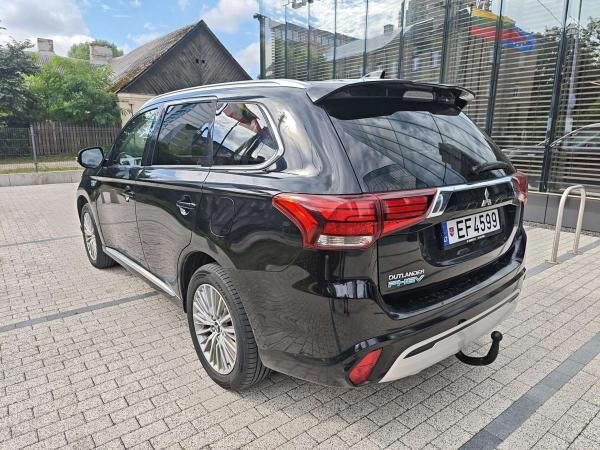 Melns Mitsubishi Outlander 2021 Viļņa, ar dzinēja tilpumu 2.36 L un nobraukumu 82 tūkst. km par 19200 €, foto 5 vietnē AUTOMOTO.COM.LV