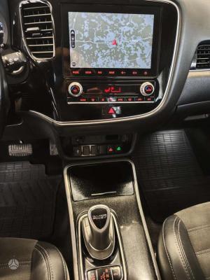 Melns Mitsubishi Outlander 2021 Viļņa, ar dzinēja tilpumu 2.36 L un nobraukumu 82 tūkst. km par 19200 €, foto 24 vietnē AUTOMOTO.COM.LV