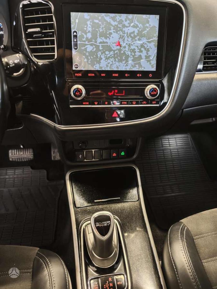 Melns Mitsubishi Outlander 2021 Viļņa, ar dzinēja tilpumu 2.36 L un nobraukumu 82 tūkst. km par 19200 €, foto 24 vietnē AUTOMOTO.COM.LV