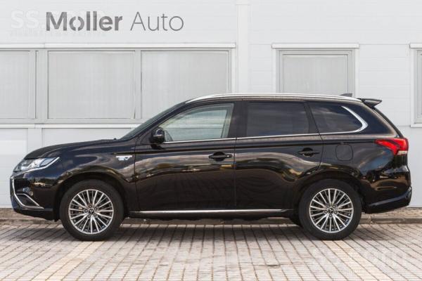 Black Mitsubishi Outlander 2021 in Ventspils, with an engine capacity of 2.40 L and mileage of 85 thousand km for 19900 €, photo 3 on AUTOMOTO.COM.LV