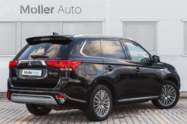 Black Mitsubishi Outlander 2021 in Ventspils, with an engine capacity of 2.40 L and mileage of 85 thousand km for 19900 €, photo 6 on AUTOMOTO.COM.LV