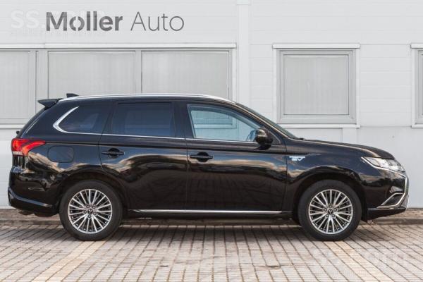 Black Mitsubishi Outlander 2021 in Ventspils, with an engine capacity of 2.40 L and mileage of 85 thousand km for 19900 €, photo 7 on AUTOMOTO.COM.LV