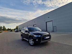 Melns Mitsubishi Outlander 2011 Viļņa, ar dzinēja tilpumu 2.40 L un nobraukumu 215 tūkst. km par 3499 €, foto  vietnē AUTOMOTO.COM.LV