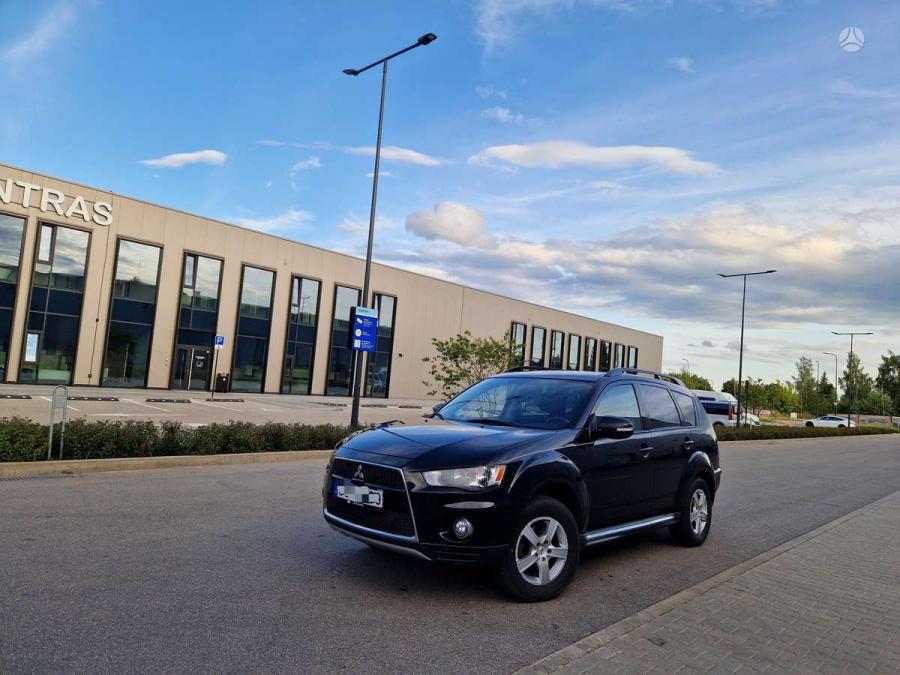Melns Mitsubishi Outlander 2011 Viļņa, ar dzinēja tilpumu 2.40 L un nobraukumu 215 tūkst. km par 3499 €, foto 3 vietnē AUTOMOTO.COM.LV