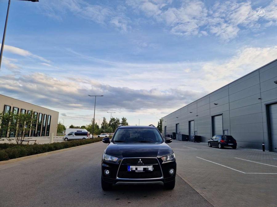 Melns Mitsubishi Outlander 2011 Viļņa, ar dzinēja tilpumu 2.40 L un nobraukumu 215 tūkst. km par 3499 €, foto 4 vietnē AUTOMOTO.COM.LV