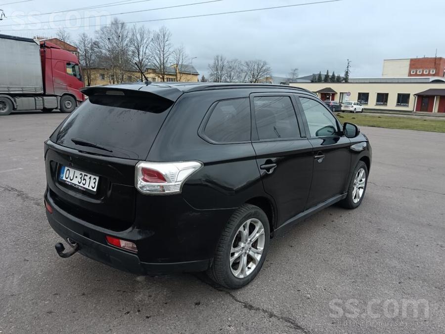 Black Mitsubishi Outlander 2013 in Liepaja, with an engine capacity of 2.20 L and mileage of 165 thousand km for 5650 €, photo 4 on AUTOMOTO.COM.LV