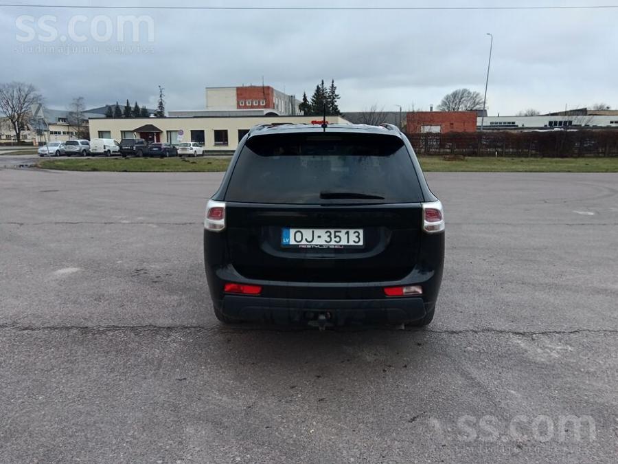 Black Mitsubishi Outlander 2013 in Liepaja, with an engine capacity of 2.20 L and mileage of 165 thousand km for 5650 €, photo 5 on AUTOMOTO.COM.LV