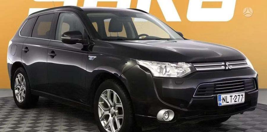 Black Mitsubishi Outlander 2014 in Vilnius, with an engine capacity of 2.00 L and mileage of 188 thousand km for 6500 €, photo 1 on AUTOMOTO.COM.LV