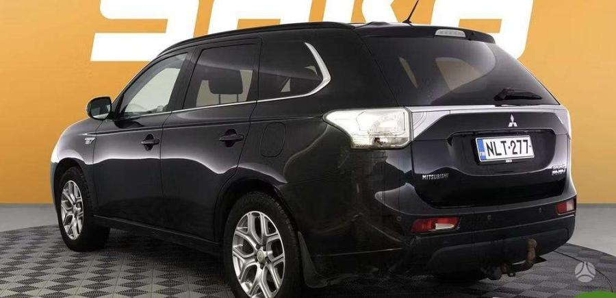 Black Mitsubishi Outlander 2014 in Vilnius, with an engine capacity of 2.00 L and mileage of 188 thousand km for 6500 €, photo 3 on AUTOMOTO.COM.LV