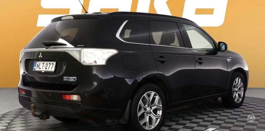 Black Mitsubishi Outlander 2014 in Vilnius, with an engine capacity of 2.00 L and mileage of 188 thousand km for 6500 €, photo 4 on AUTOMOTO.COM.LV
