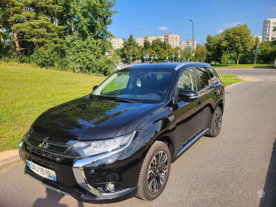 Black Mitsubishi Outlander 2015 in Vilnius, with an engine capacity of 2.00 L and mileage of 178 thousand km for 13550 €, photo 1 on AUTOMOTO.COM.LV