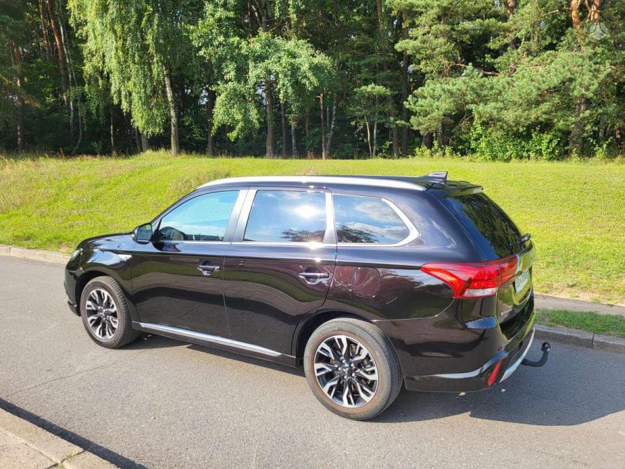 Black Mitsubishi Outlander 2015 in Vilnius, with an engine capacity of 2.00 L and mileage of 178 thousand km for 13550 €, photo 3 on AUTOMOTO.COM.LV