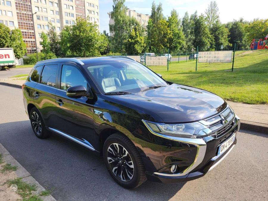 Black Mitsubishi Outlander 2015 in Vilnius, with an engine capacity of 2.00 L and mileage of 178 thousand km for 13550 €, photo 4 on AUTOMOTO.COM.LV
