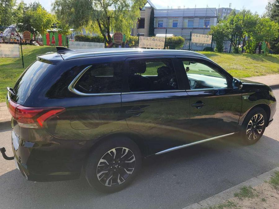 Black Mitsubishi Outlander 2015 in Vilnius, with an engine capacity of 2.00 L and mileage of 178 thousand km for 13550 €, photo 5 on AUTOMOTO.COM.LV