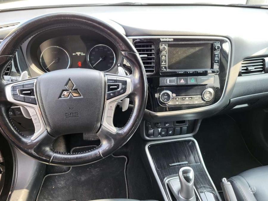 Black Mitsubishi Outlander 2015 in Vilnius, with an engine capacity of 2.00 L and mileage of 178 thousand km for 13550 €, photo 11 on AUTOMOTO.COM.LV