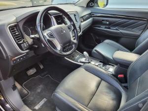 Black Mitsubishi Outlander 2015 in Vilnius, with an engine capacity of 2.00 L and mileage of 178 thousand km for 13550 €, photo 12 on AUTOMOTO.COM.LV