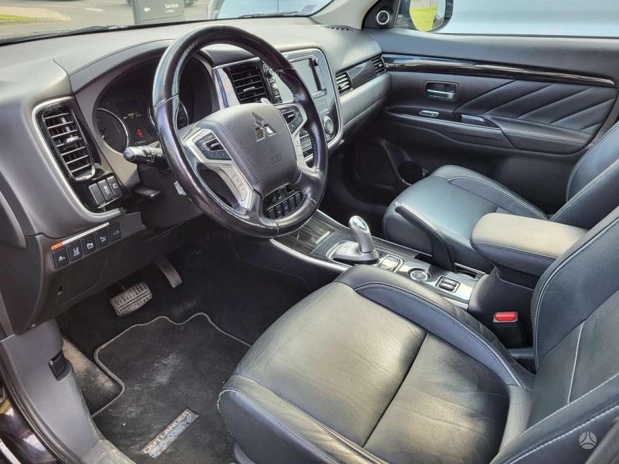 Black Mitsubishi Outlander 2015 in Vilnius, with an engine capacity of 2.00 L and mileage of 178 thousand km for 13550 €, photo 12 on AUTOMOTO.COM.LV