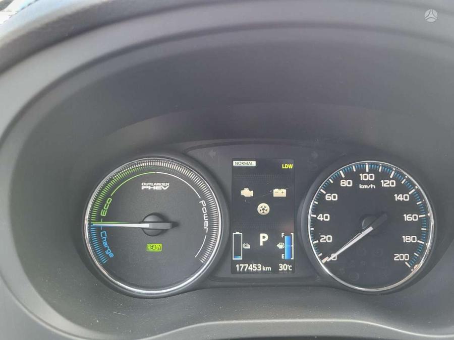 Black Mitsubishi Outlander 2015 in Vilnius, with an engine capacity of 2.00 L and mileage of 178 thousand km for 13550 €, photo 14 on AUTOMOTO.COM.LV