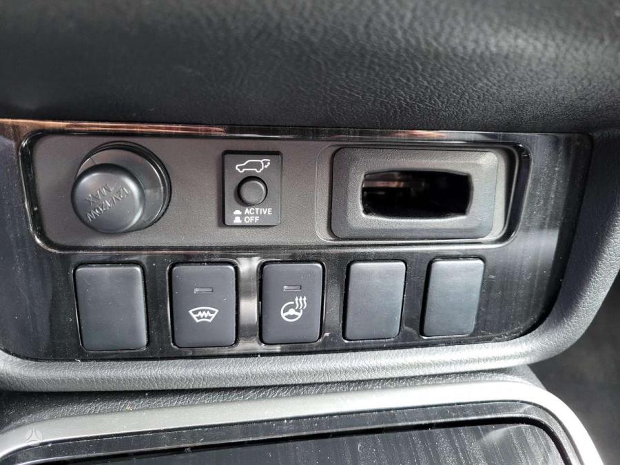 Black Mitsubishi Outlander 2015 in Vilnius, with an engine capacity of 2.00 L and mileage of 178 thousand km for 13550 €, photo 16 on AUTOMOTO.COM.LV