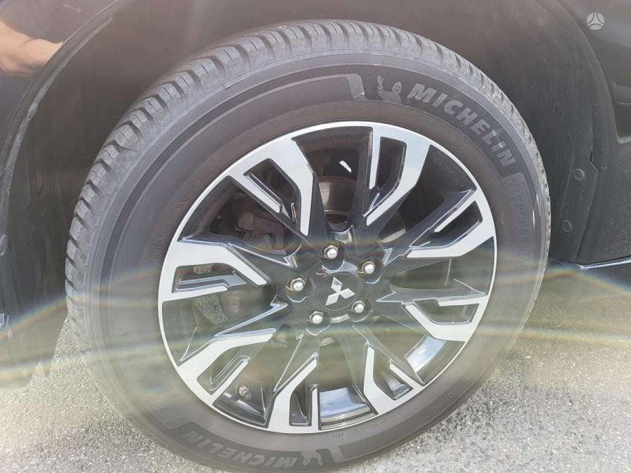 Black Mitsubishi Outlander 2015 in Vilnius, with an engine capacity of 2.00 L and mileage of 178 thousand km for 13550 €, photo 20 on AUTOMOTO.COM.LV