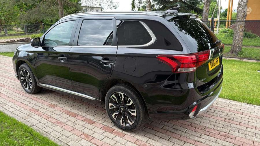 Melns Mitsubishi Outlander 2016 Šauļi, ar dzinēja tilpumu 2.00 L un nobraukumu 270 tūkst. km par 4999 €, foto 4 vietnē AUTOMOTO.COM.LV