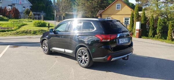 Black Mitsubishi Outlander 2016 in Vilnius, with an engine capacity of 2.00 L and mileage of 205 thousand km for 12900 €, photo 7 on AUTOMOTO.COM.LV